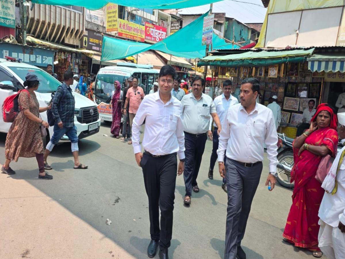 जिल्हाधिकाऱ्यांचा साधेपणा; पायी चालत जात मंदिर गाठलं, विठ्ठलाचं दर्शन ...