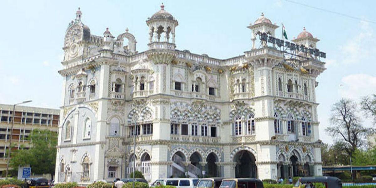 महापालिकेच्या इमारती आता स्वच्छ राहणार; व्यावसायिक संस्थेला साफसफाईचे ...