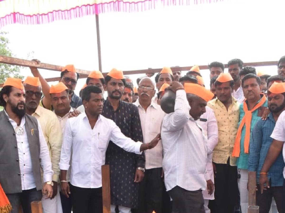 जिवंत माणसाची काढली प्रेतयात्रा; मराठा समाजाचे तळे हिप्परगा तिरडी ...