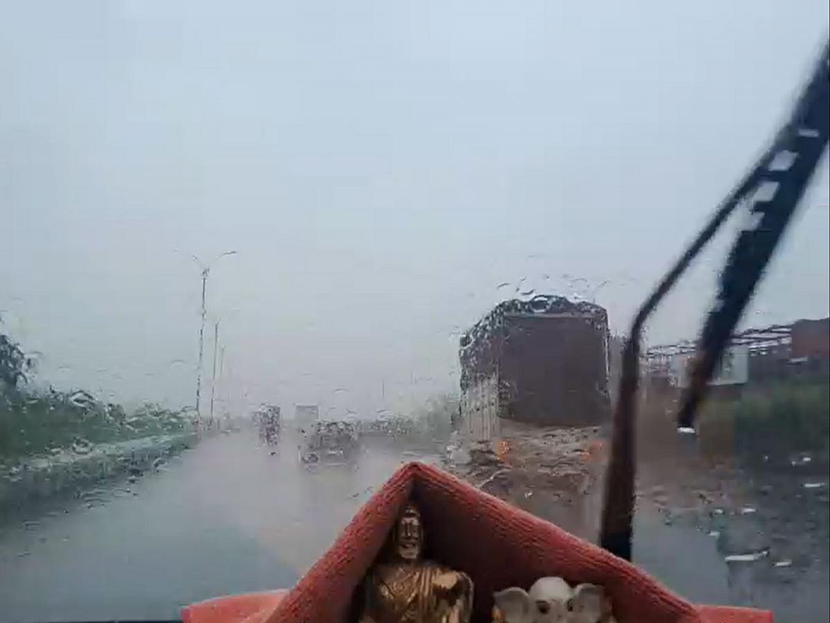 आधीच महापूर त्यात सकाळपासून पुन्हा जाेरदार पाऊस; रेड अलर्टच्या इशाऱ्याने सोलापूरकरांना नुकसानीची ...