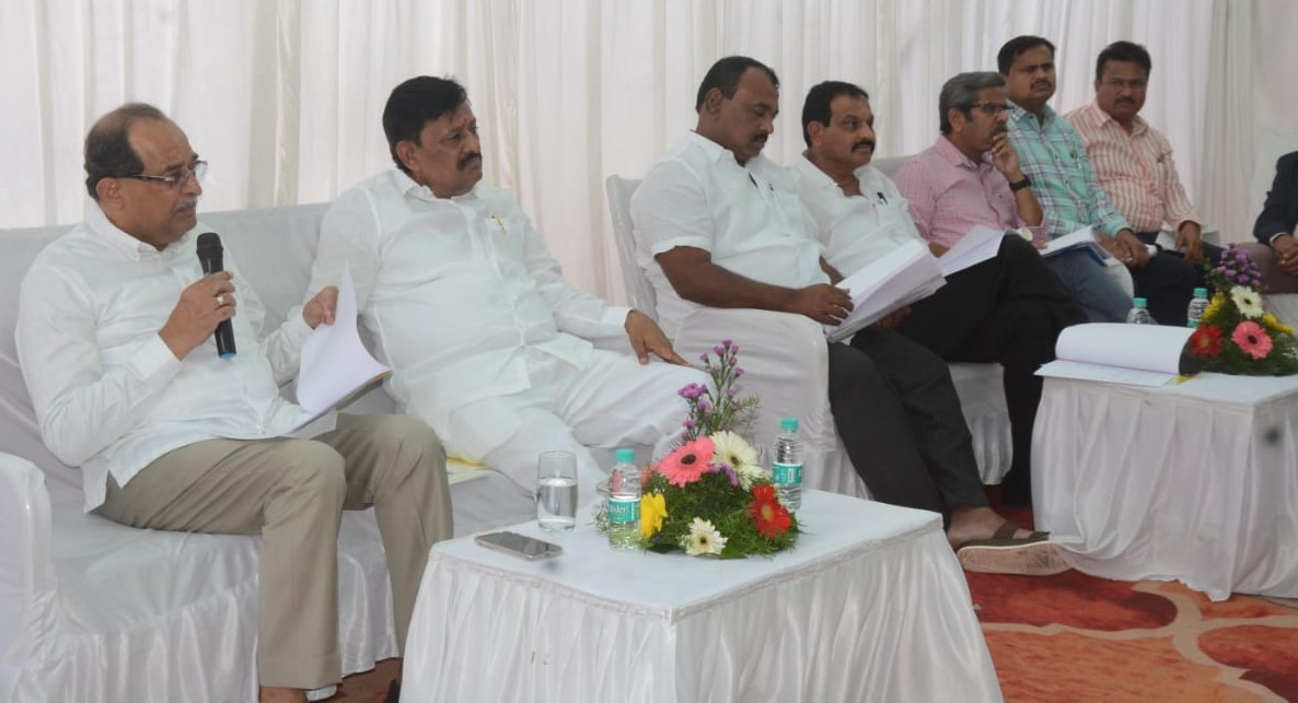 उजनीच्या कालव्यातून साेलापूरसह शेतकऱ्यांना जूनअखेर आणखी तीन आवर्तने ...