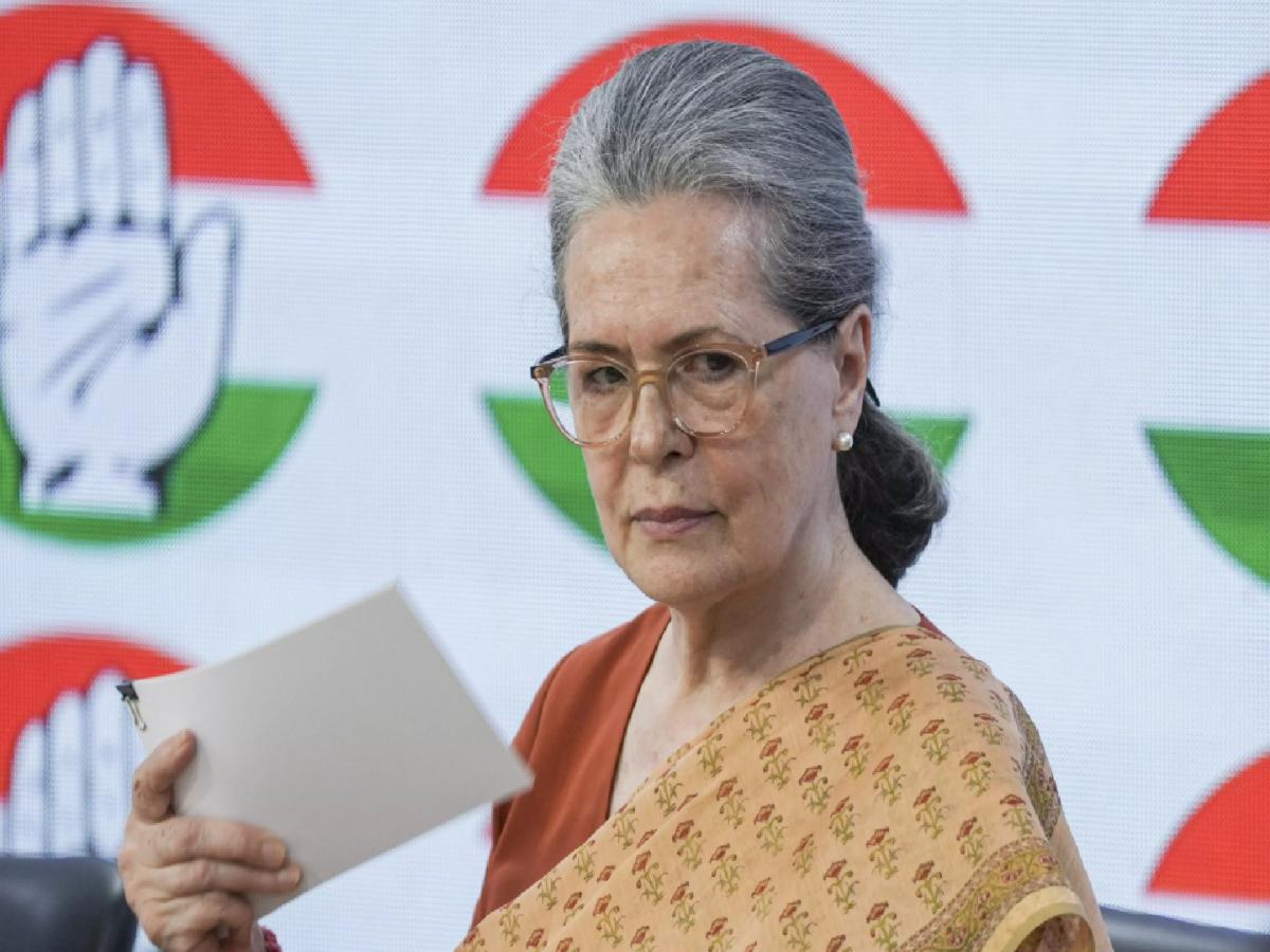 "पंडित नेहरूंची पत्रे अजूनही सोनिया गांधींकडेच"; केंद्राचा खळबळजनक दावा ...