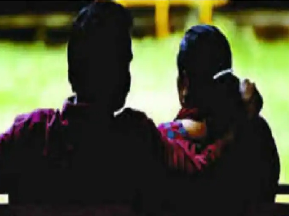 विचित्र प्रेमकहाणी; सासू जावयाच्या प्रेमात झाली वेडी, सासऱ्याला झोपी ...