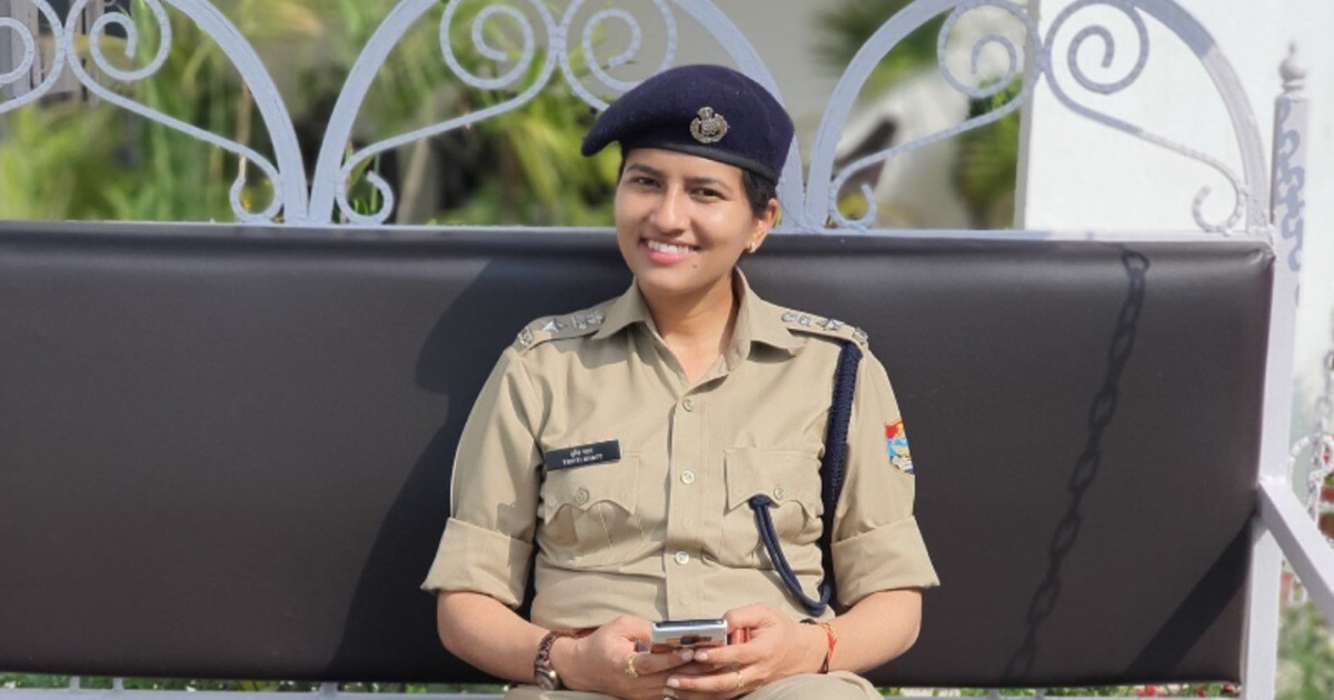 १६ सरकारी नोकऱ्यांची ऑफर नाकारली: एका प्रेरणेनं इंजिनिअर तरुणी IPS बनली - Marathi News | 16 Govt ...