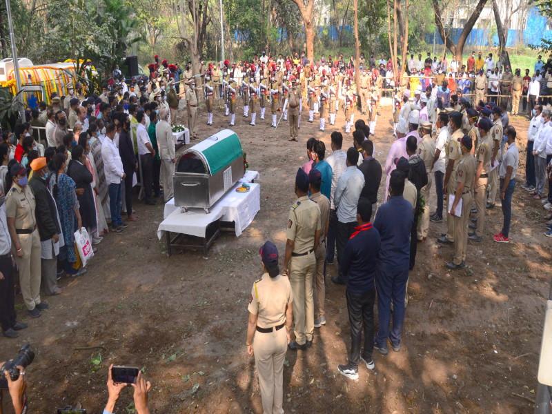 Sindhu Tai Sapkal: पुण्यातील ठोसर पागेत शासकीय इतमामात 'सिंधुताई सपकाळ ...