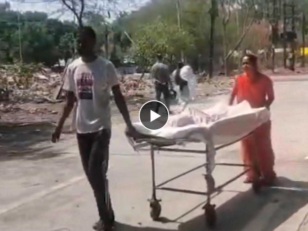 Video - हृदयद्रावक! रणरणत्या उन्हात आजारी मुलाला स्ट्रेचरवरुन नेण्याची ...