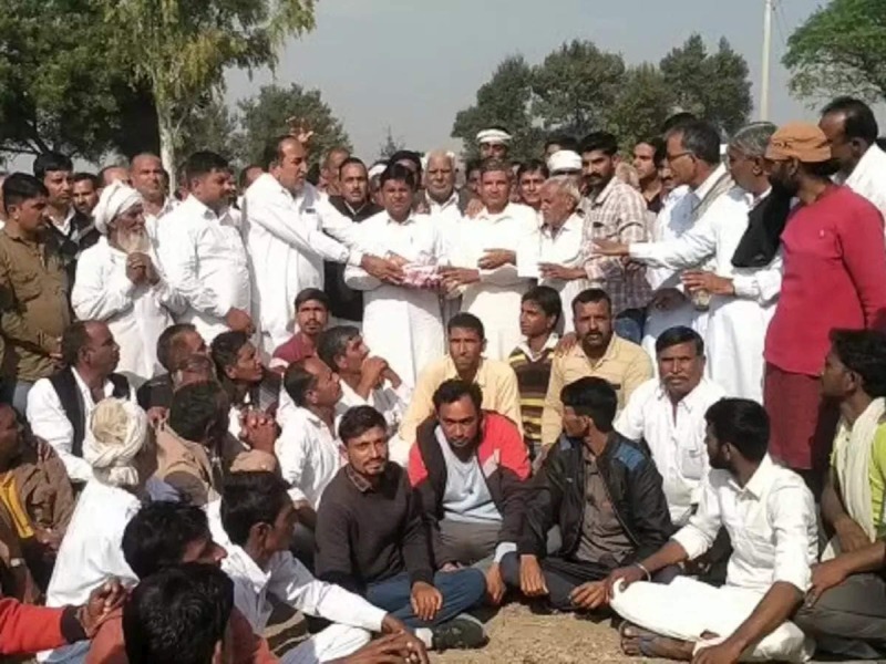 एका मताने हरला, गावाने दिली जमीन अन् कार; थैलीत ११ लाखही दिले ...