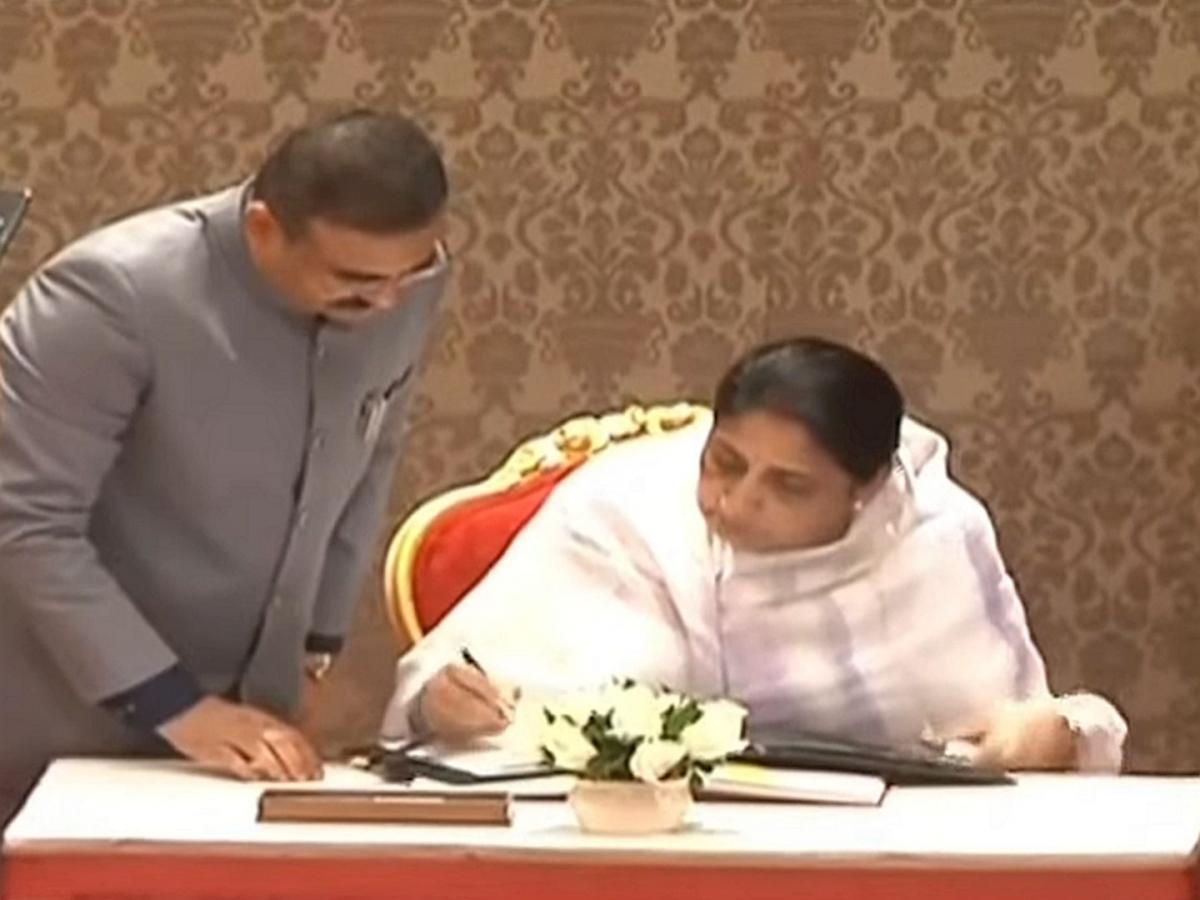 Sunetra Pawar DCM Oath: सुनेत्रा पवार यांनी उपमुख्यमंत्री पदाची शपथ ...