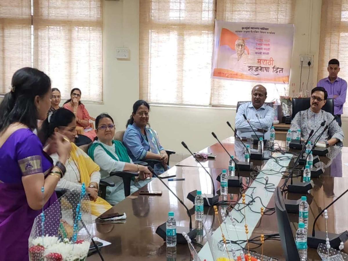 मराठी भाषा दिनी अभिनेता सुनील बर्वेंनी केले पालिका कर्मचाऱ्यांना ...