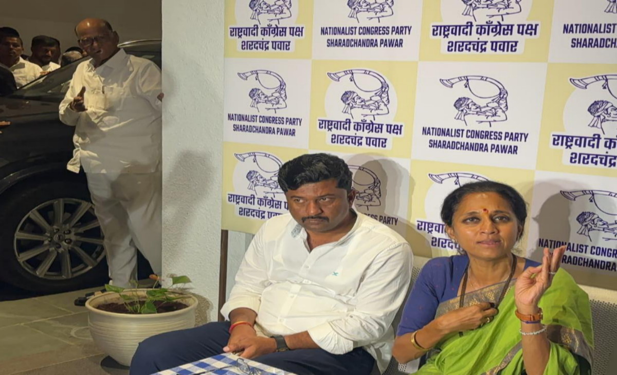 लेकीची वाट पाहत वडील थांबले गाडीजवळ! शरद पवार-सुप्रिया सुळे कार्यक्रम ...