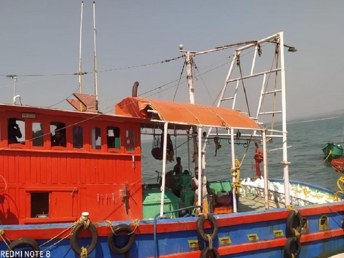 Sindhudurg: मालवण किनारपट्टीवर तामिळनाडूची नौका ताब्यात, बोटीतून नेत ...