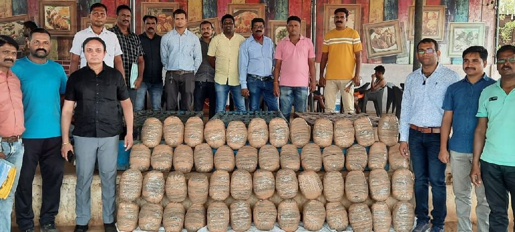 शिक्षकच निघाला गांजा तस्कर; चंद्रपुरात १२० किलो गांजासह दोघांना अटक ...