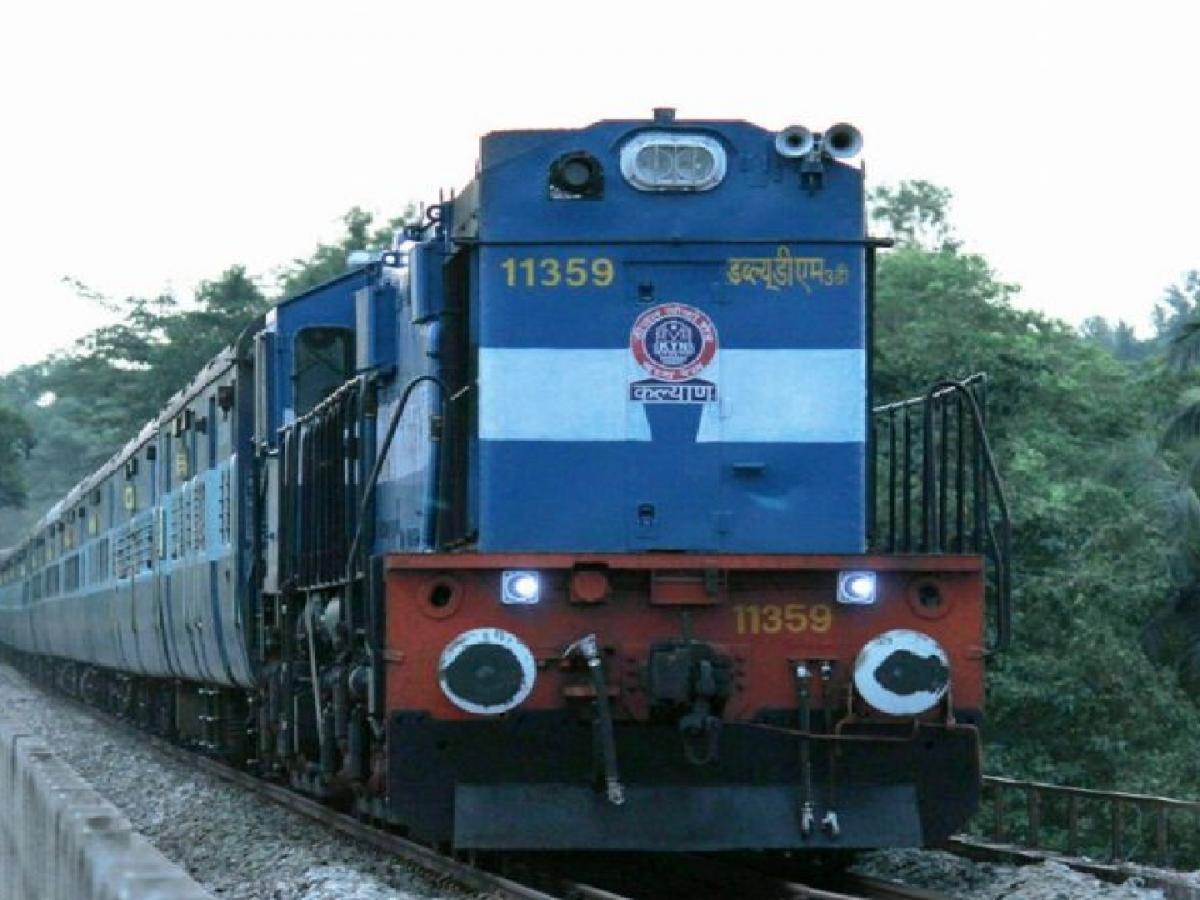 तेजस एक्स्प्रेसच्या इंजिनमध्ये बिघाड, कोकण रेल्वे मार्गावरील करबुडे ...