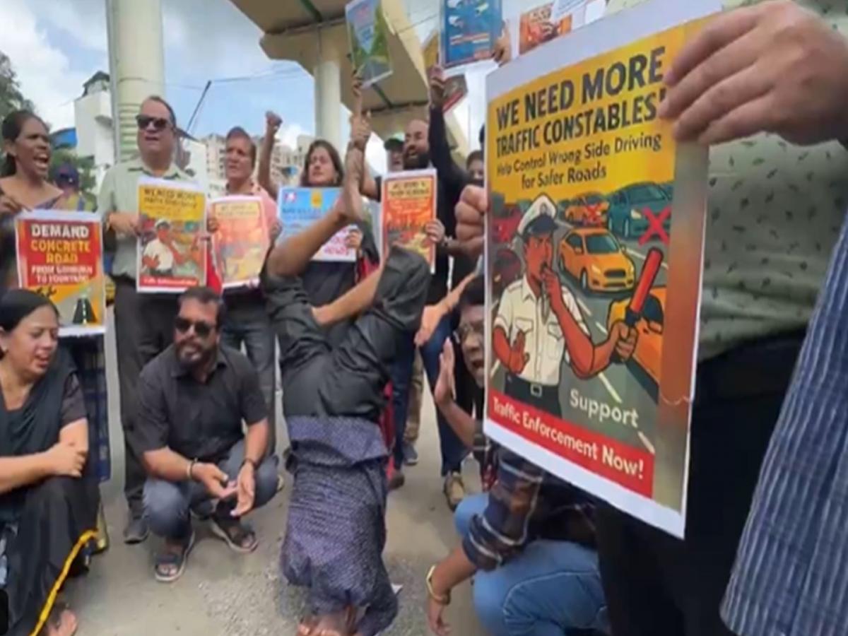 "नेत्यांनी घेतली टेस्ला, घोडबंदरवासी फसला"; ठाण्यात घोषणाबाजी, नागरिकांचे साखळी आंदोलन Thane ...