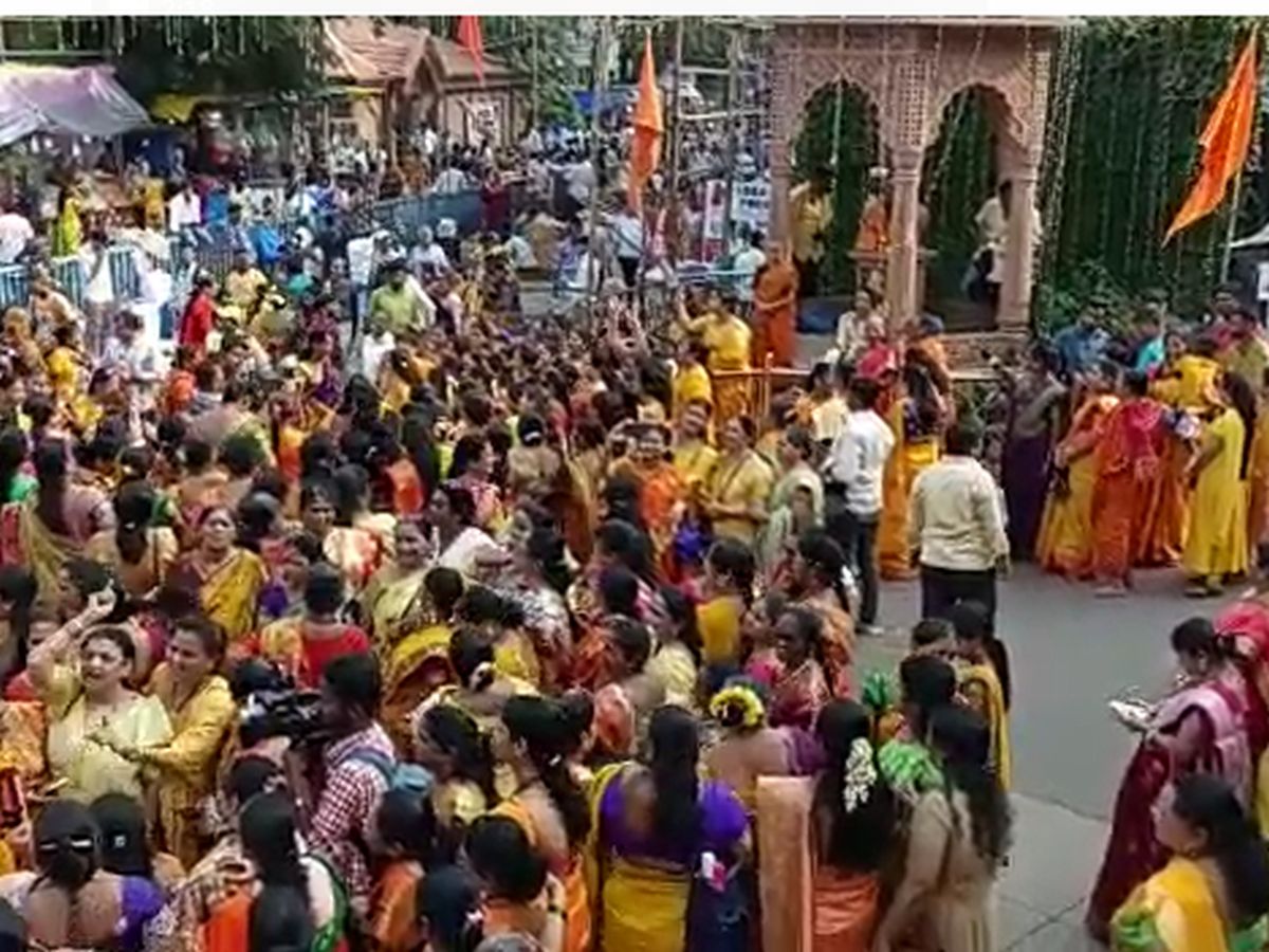 ठाण्यात शिवसेना आणि शिंदे गटाच्या महिला आमने-सामने टेंभी नाक्यावर ...