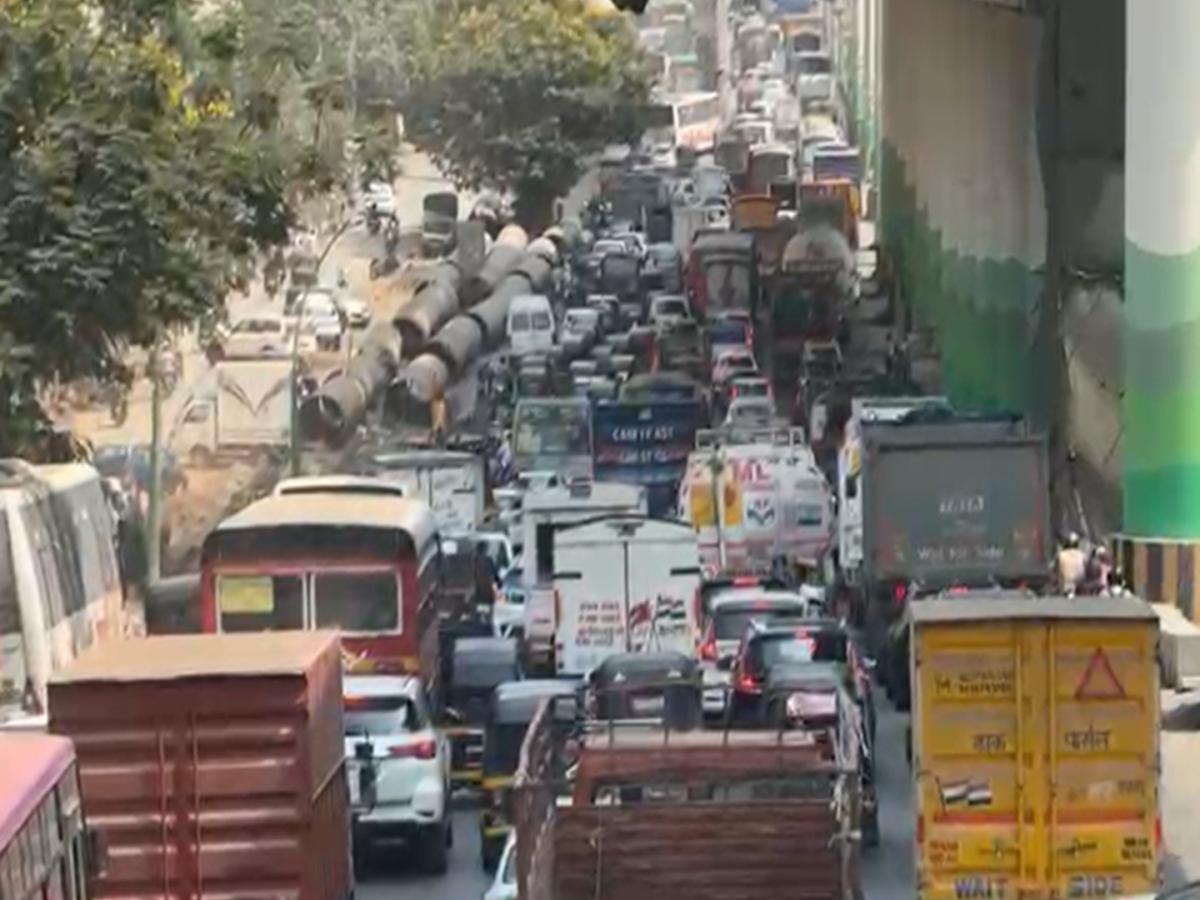 ठाण्यातील घोडबंदर रोडवर मोठी वाहतूक कोंडी Thane Marathi News | Major traffic jam on Ghodbunder ...