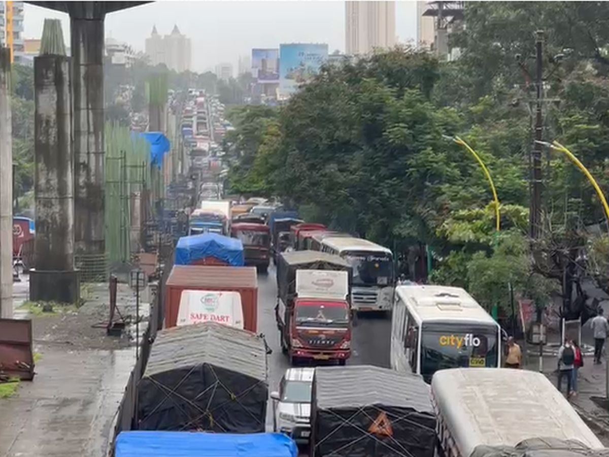 Traffic Jam In Thane: ठाण्यात अभूतपूर्व वाहतूक कोंडी; शालेय विद्यार्थी, चाकरमान्यांचे प्रचंड हाल ...