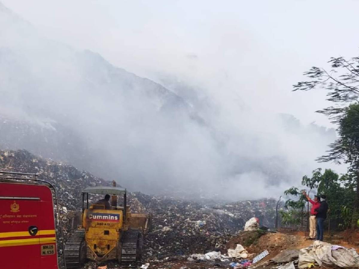 उल्हासनगरातील डम्पिंग ग्राऊंडला आग, सर्वत्र धुराचे साम्राज्य Thane ...