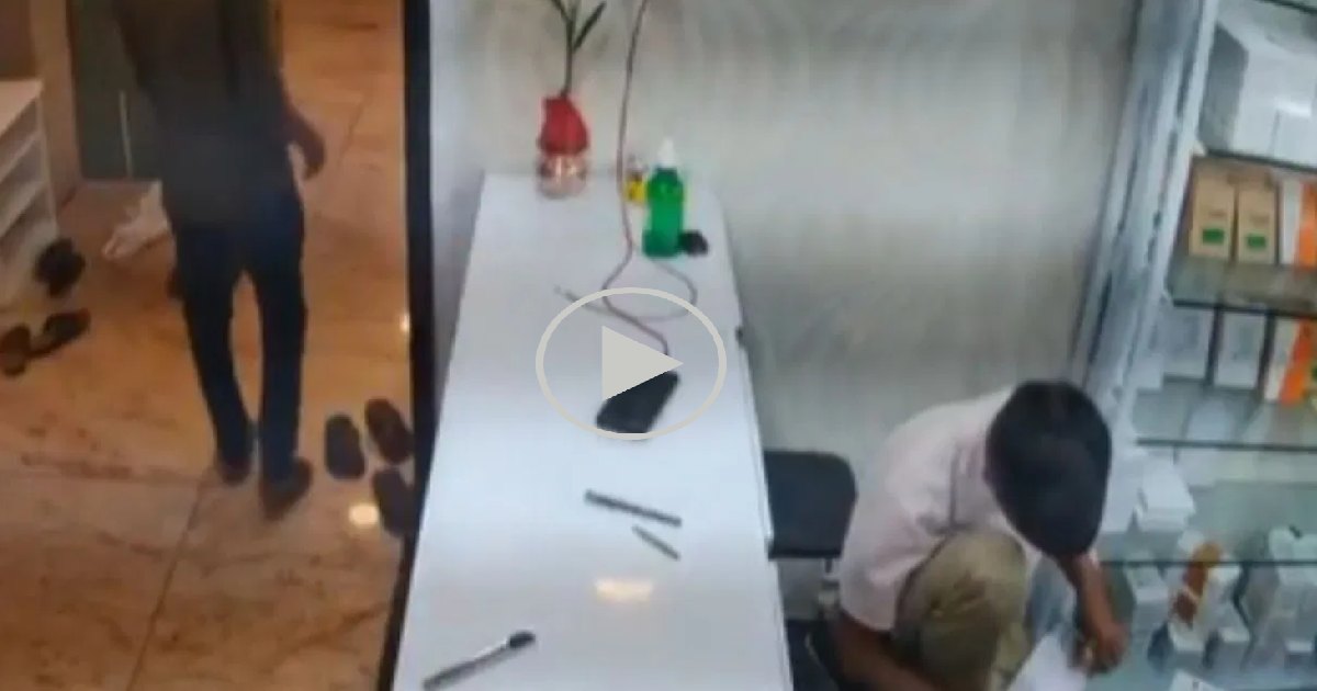 Viral Video : दुकानदाराच्या डोळ्यांदेखत चोराने मोबाईल उचलून नेला अन् ...