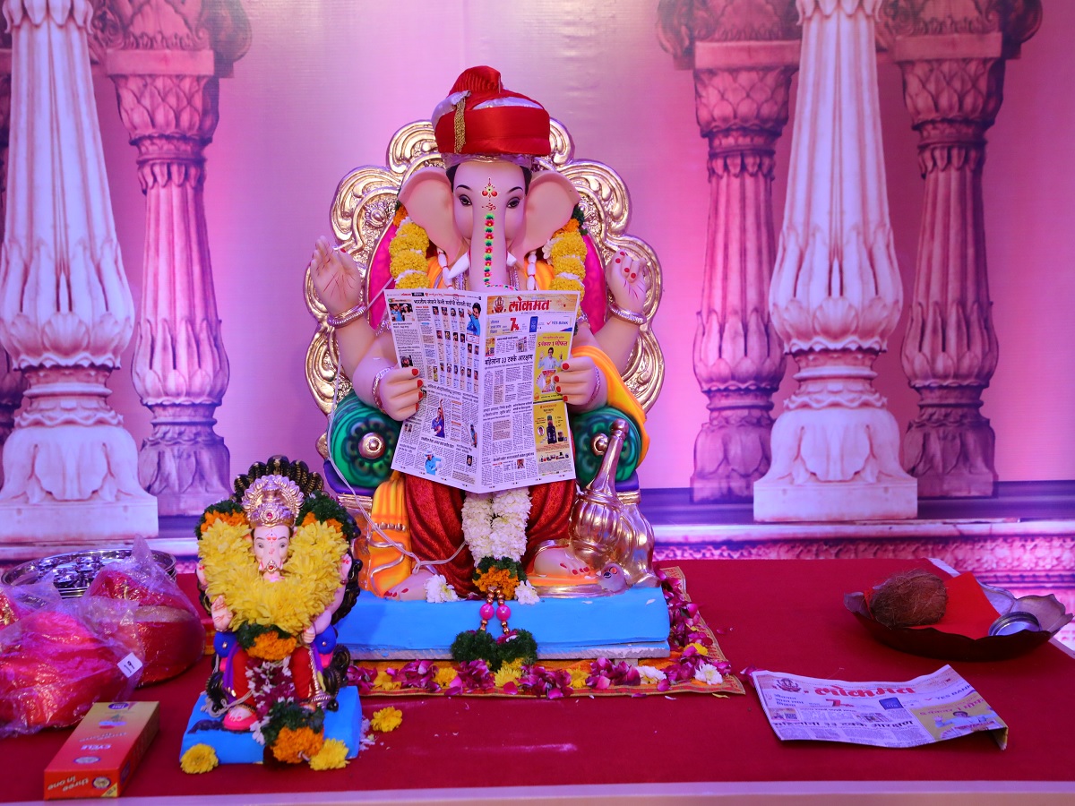 लोकमत ‘ती’ चा गणपती दिमाखात विराजमान; ‘लोकमत’ हाती घेतलेली ‘श्रीं’ची ...