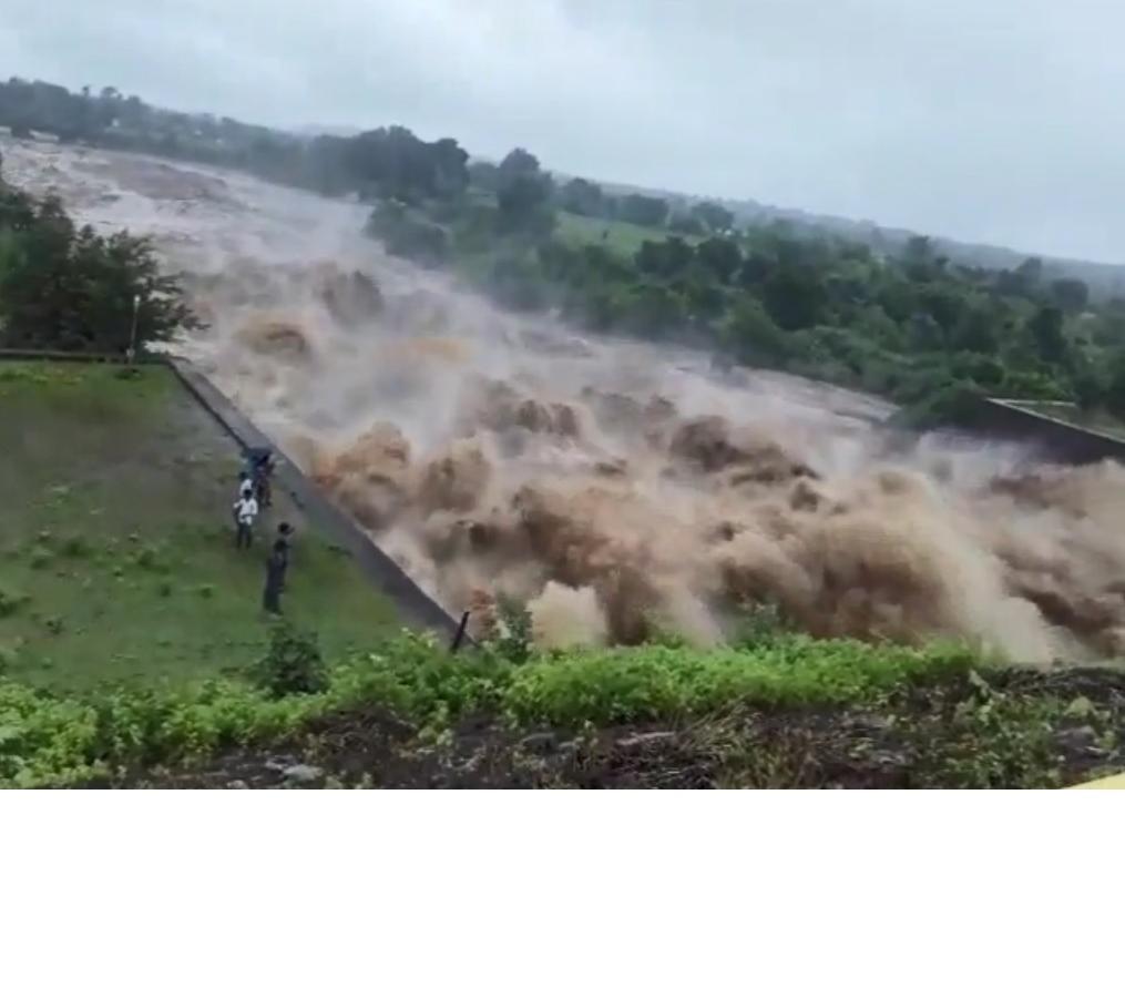 तिलारी धरण धोक्याच्या पातळीवर - Marathi News | Tilari dam at threat ...