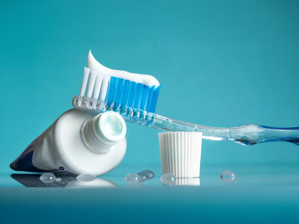 वेळीच व्हा सावध! टूथपेस्टमुळे होऊ शकतो कॅन्सर; 'हे' केमिकल बेतेल जीवावर ...