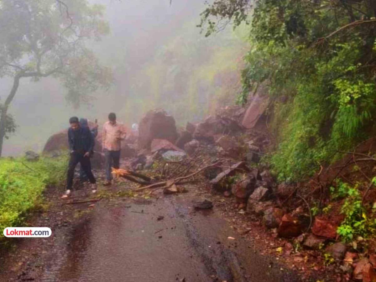 तोरणमाळ सातपायरी घाटात दरड कोसळली; मुसळधार पावसामुळे रस्ता बंद, गावाशी ...