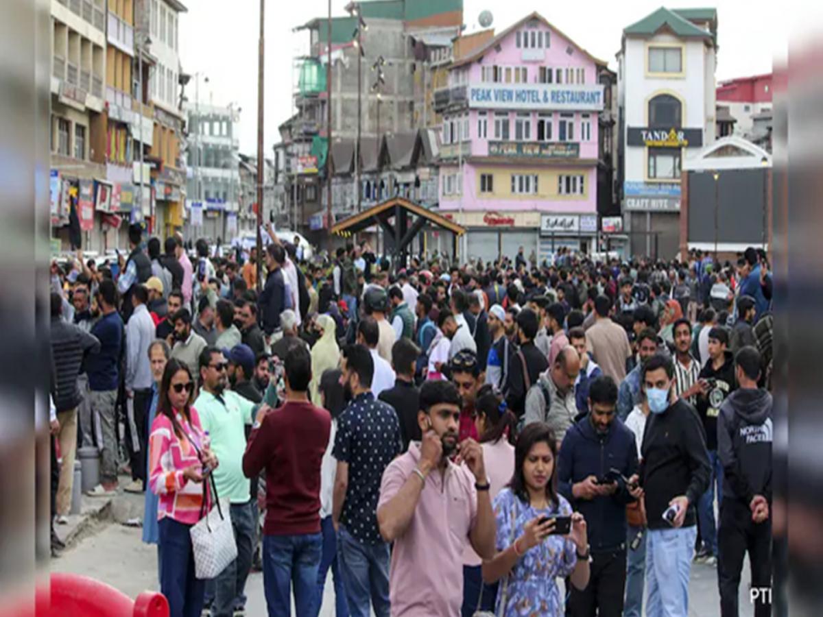 जम्मू-काश्मिरात अडकलेल्या पर्यटकांचे पहिले विमान आज मुंबईत येणार; ८३ ...