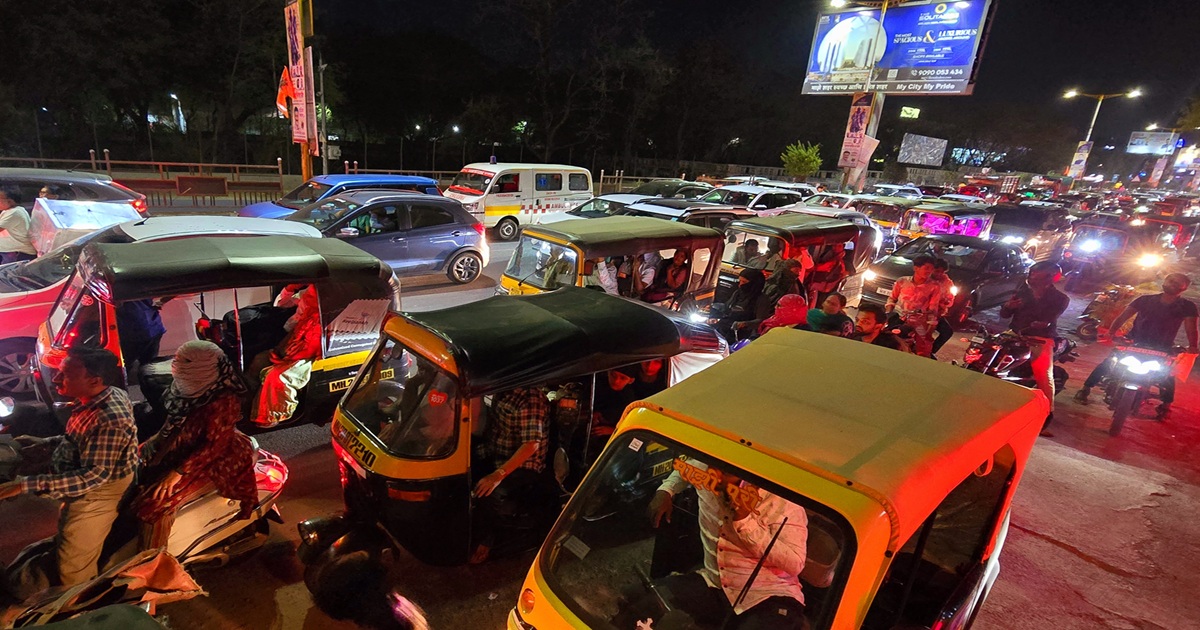 व्हीव्हीआयपी प्रोटोकॉलने रस्ता खोळंबला; संयम सुटल्याने कर्कश हॉर्न ...