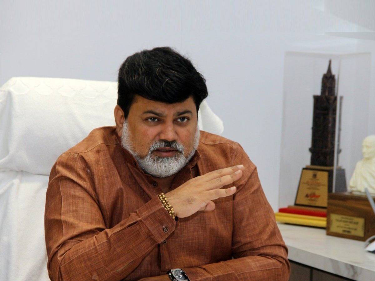 शिंदेसेनेच्या बैठकीत पदाधिकारी भिडले उदय सामंत यांच्यासमोरच घडला प्रकार ...