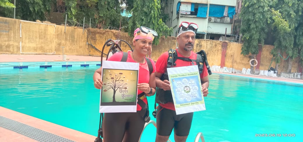 उरणमध्ये योगदिनानिमित्ताने माजी कमांडो कुलकर्णी दाम्पत्याचा १३ फुटी खोल ...