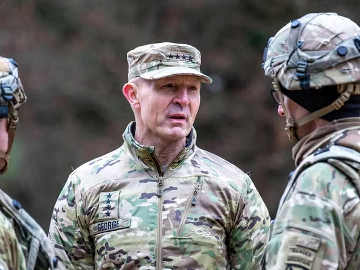 अमेरिकन लष्करात खळबळ! इराणवर हल्ल्यापूर्वी आर्मी चीफ रैंडी जॉर्ज यांना ...