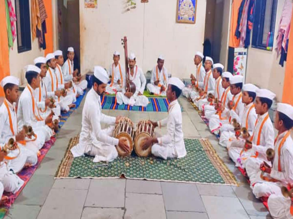 आधुनिक शिक्षणासह वारकरी परंपरेचे धडे; आळंदीत वारकरी शिक्षण घेणाऱ्या ...