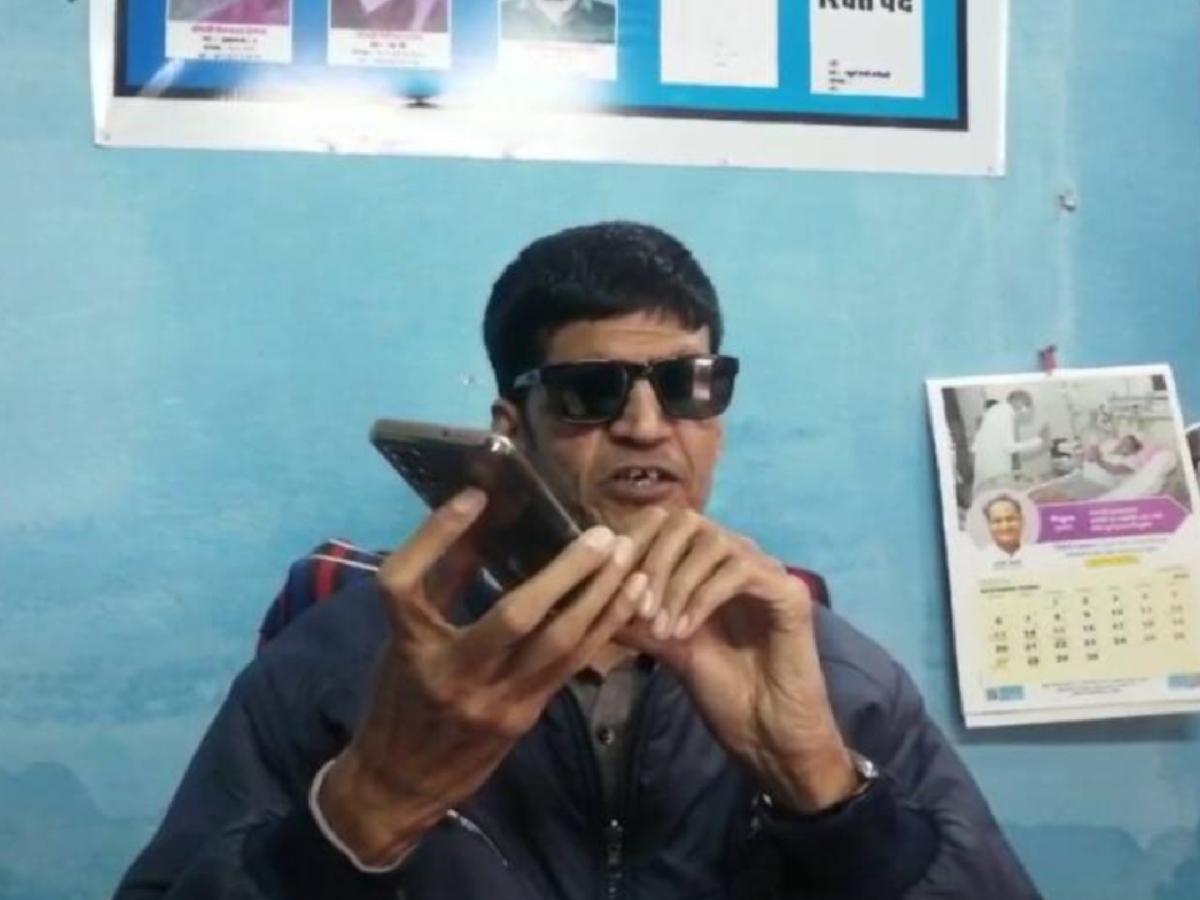 कौतुकास्पद! स्वत: दृष्टिहीन पण विद्यार्थ्यांच्या जीवनात 'प्रकाश ...