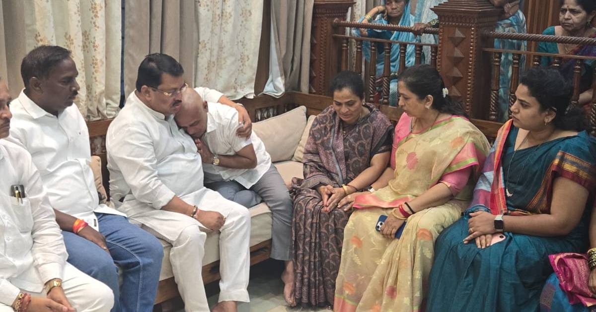 हगवणे कुटुंब राक्षसी, त्यांना चौकातच फाशी देण्यात यावी : विजय ...