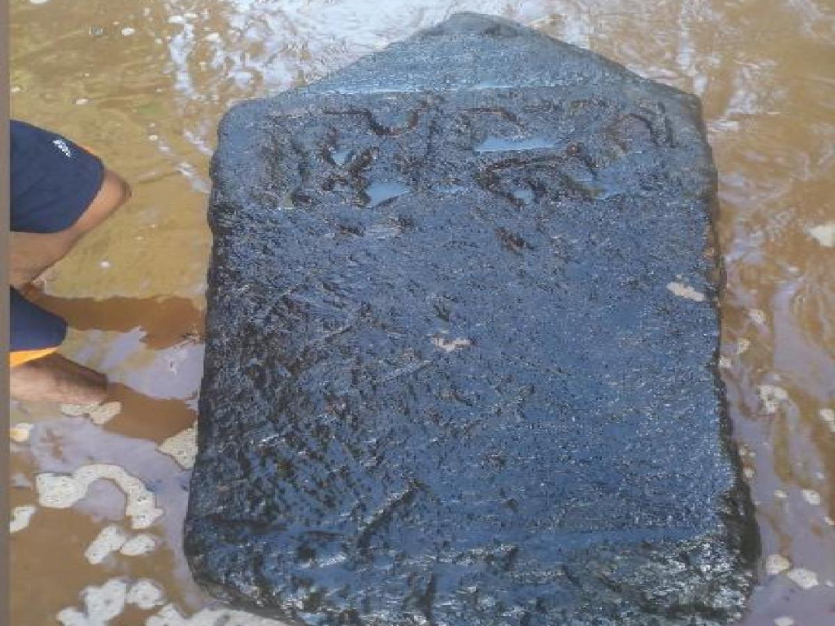 कोल्हापुरातील तुळसी नदीने तळ गाठला, कसबा बीडमध्ये नदीत वीरगळ सापडली ...