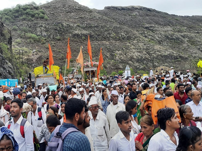 PHOTOS | माऊलींच्या पालखीने ओलांडला दिवे घाट; पावसामुळे वारकऱ्यांचा ...