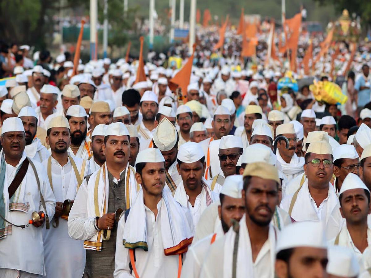 विठ्ठल दर्शनाची आस अधुरीच राहिली; वारीतच २ वारकऱ्यांवर काळाचा घाला ...