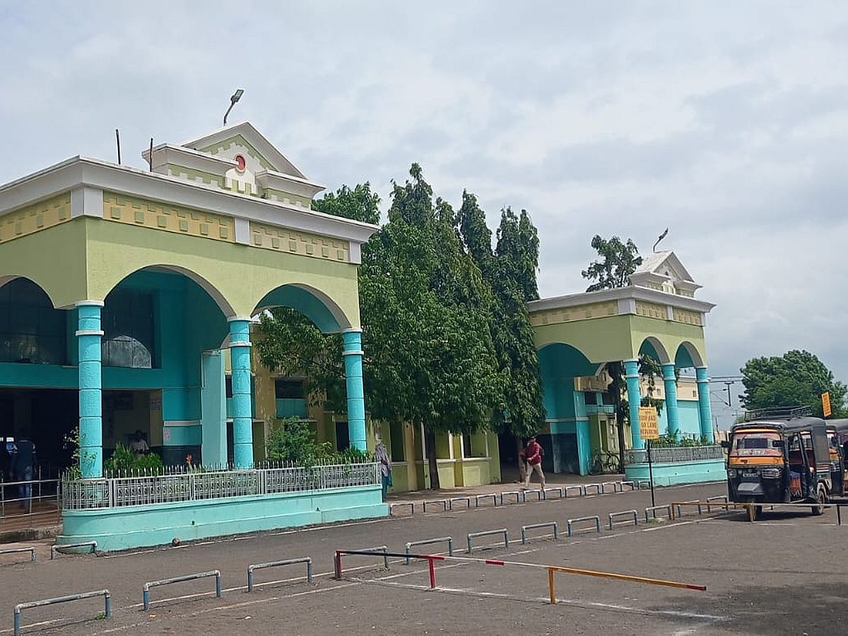 Washim: अमृत योजनेतून २० कोटी मंजूर; रेल्वेस्थानक होणार ‘हायटेक ...