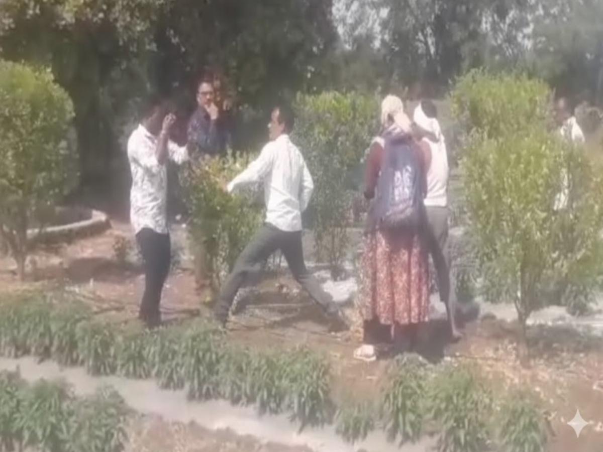 शेतकऱ्याला अधिकाऱ्याने चक्क बुटाने केली मारहाण; अनुदानाबाबत विचारल्याने ...