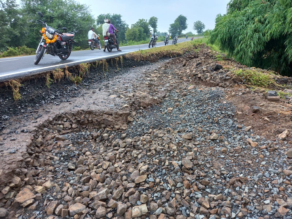शेत जमीन पिकांसह रस्ता वाहून गेला, पूलही खचला; इंझोरीत परतीच्या पावसाचे ...
