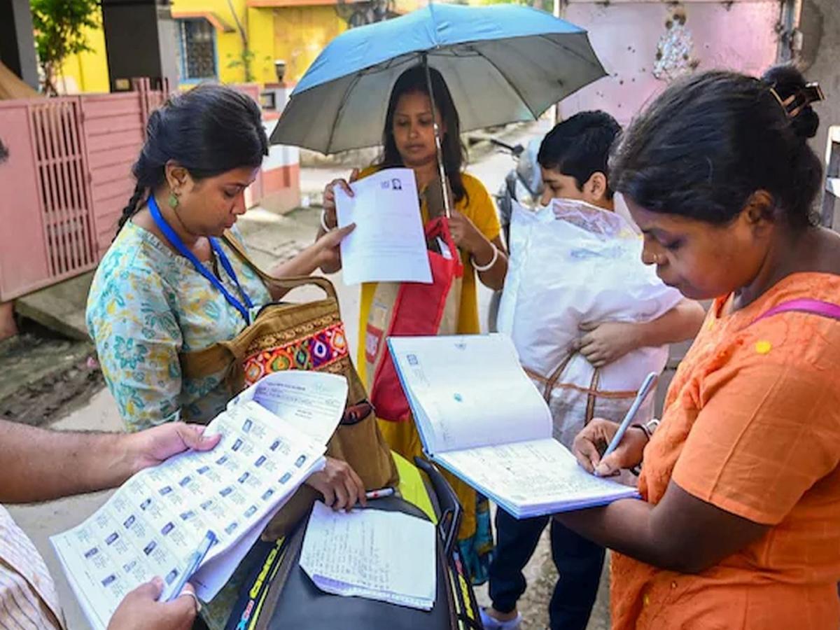 पश्चिम बंगालमध्ये ९०० मतदारांची नावे यादीतून गायब; निवडणूक आयोगाचा ...