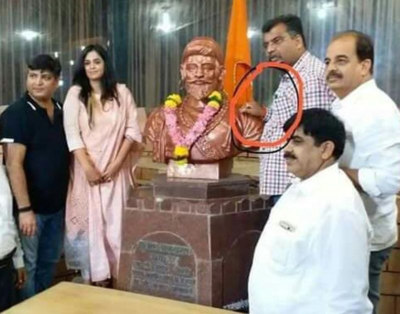 राज्यमंत्र्यांचे शिवरायांच्या पुतळ्याच्या खांद्यावर हात ठेवून फोटो सेशन ...
