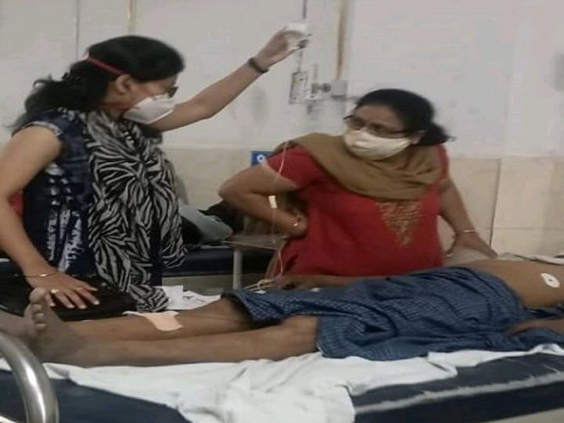नातेवाइकाने हातात सलाईन धरलेले घाटी रुग्णालयातील फोटो पुन्हा व्हायरल ...