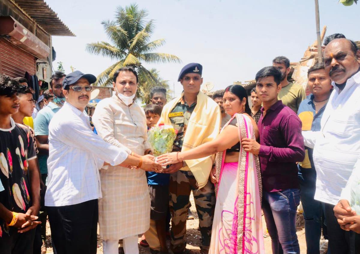 गणपत पाटील नगरातील 19 वर्षीय सत्यम यादवची सैन्यदलात निवड Mumbai Marathi ...