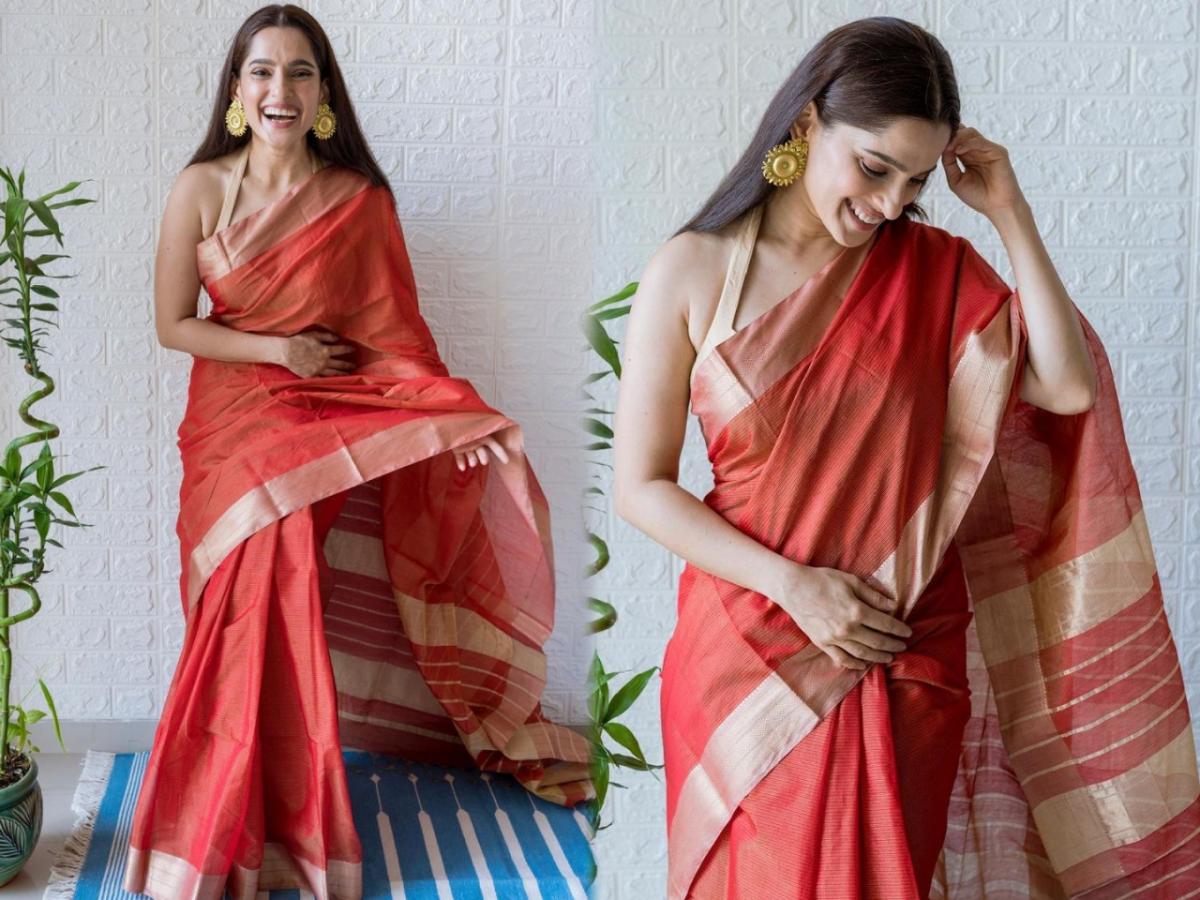 सारी नॉट सॉरी...म्हणत प्रिया बापटने लाल रंगाच्या साडीतून वेधले ...