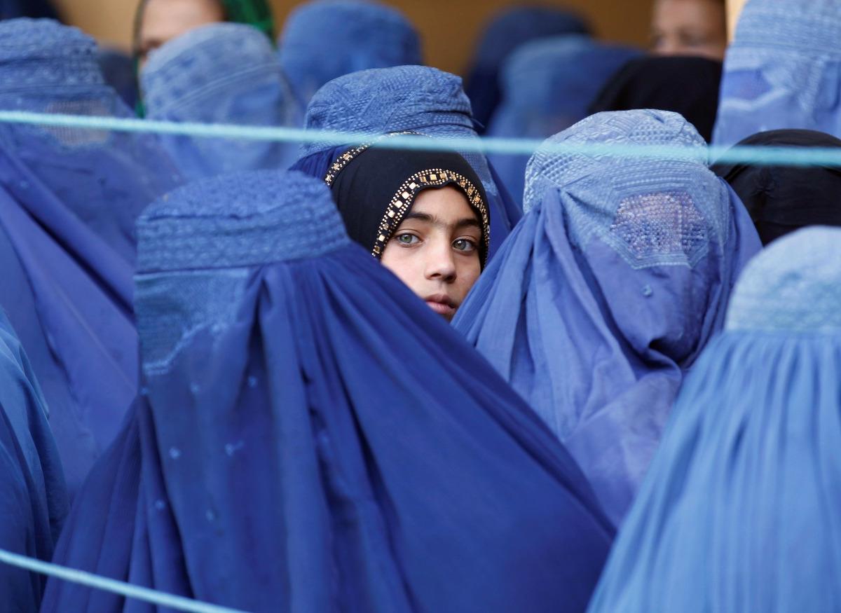 Afghanistan Crisis: सँडल, टाईट कपडे घालण्यास बंदी, तालिबानने महिलांसाठी ...