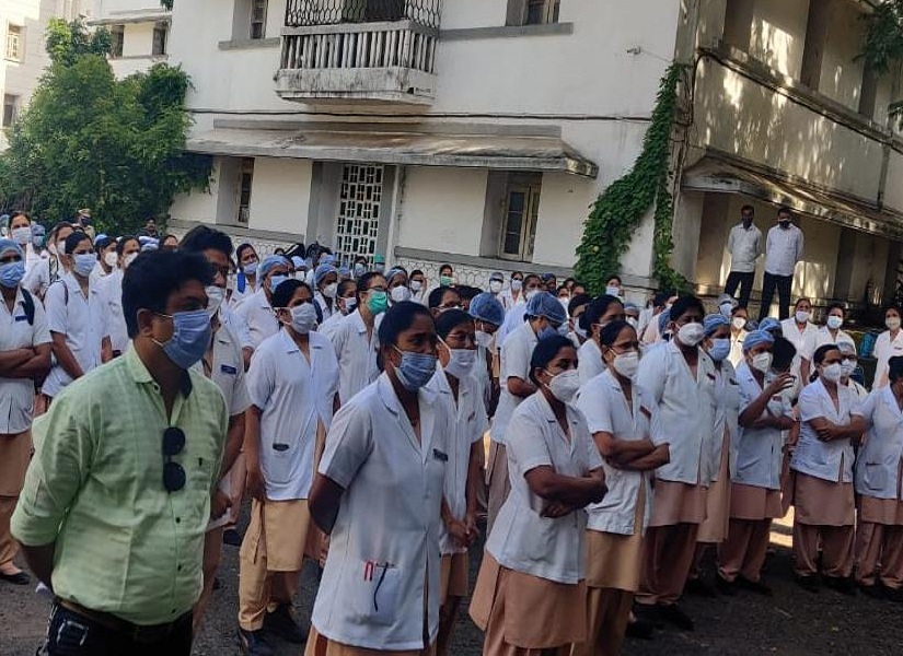 घाटी रुग्णालयात परिचारिकांनी पुकारले कामबंद आंदोलन; आश्वासनानंतर २ ...