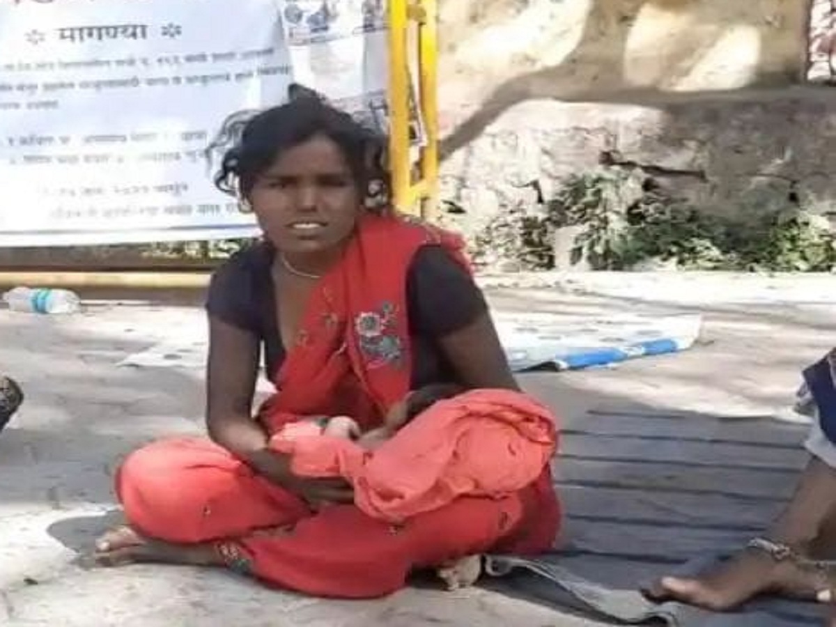 प्रशासनाची बेफिकिरी; कडाक्याच्या थंडीत जिल्हाधिकारी कार्यालयासमोर ...