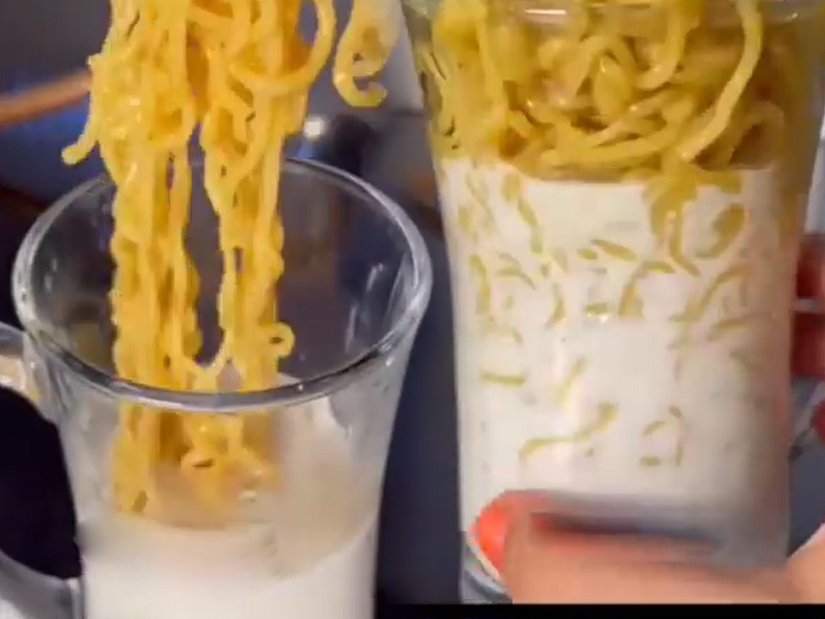 आता काय बोलावं, कमालच झाली.. चमचमीत मॅगीचा कुणी 'मॅगी शेक' करतं का ...